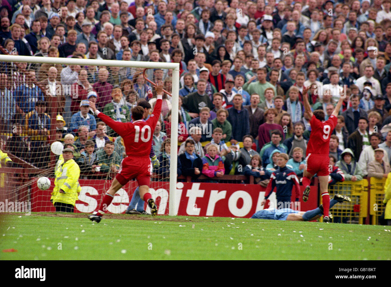David mitchell right scores for swindon town hi-res stock photography ...