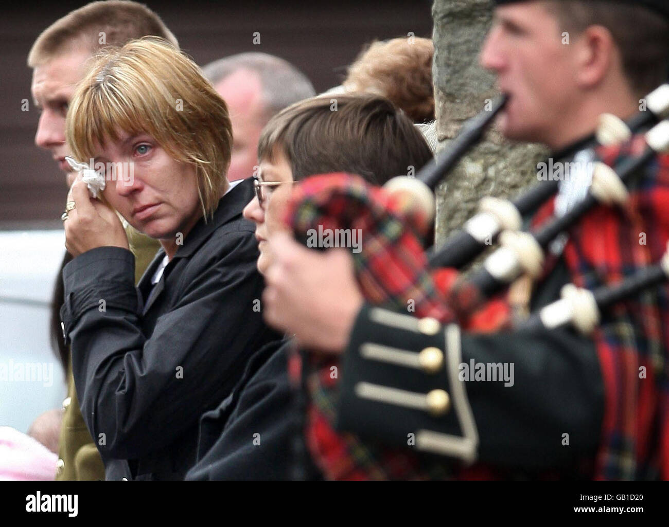 Shona Mathews (left), the wife of Sergeant Jonathan William Mathews ...