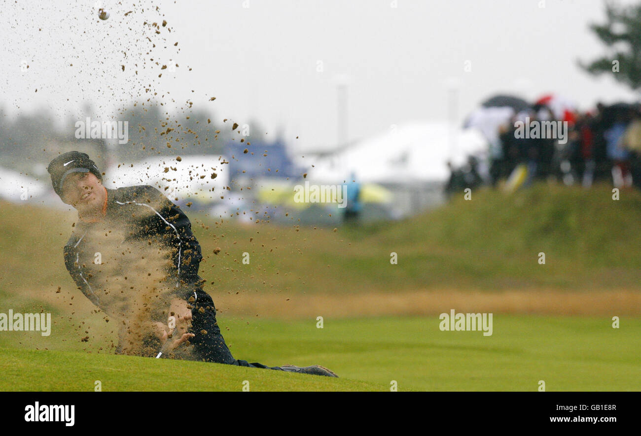 USA's Justin Leonard chips of the the bunker on the 1st hole during ...