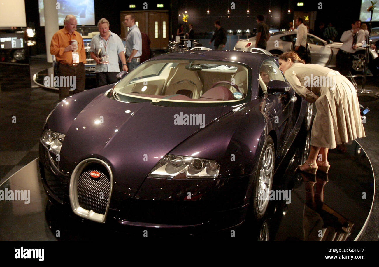 The Bugatti Veyron on display at the 2008 British International Motor ...