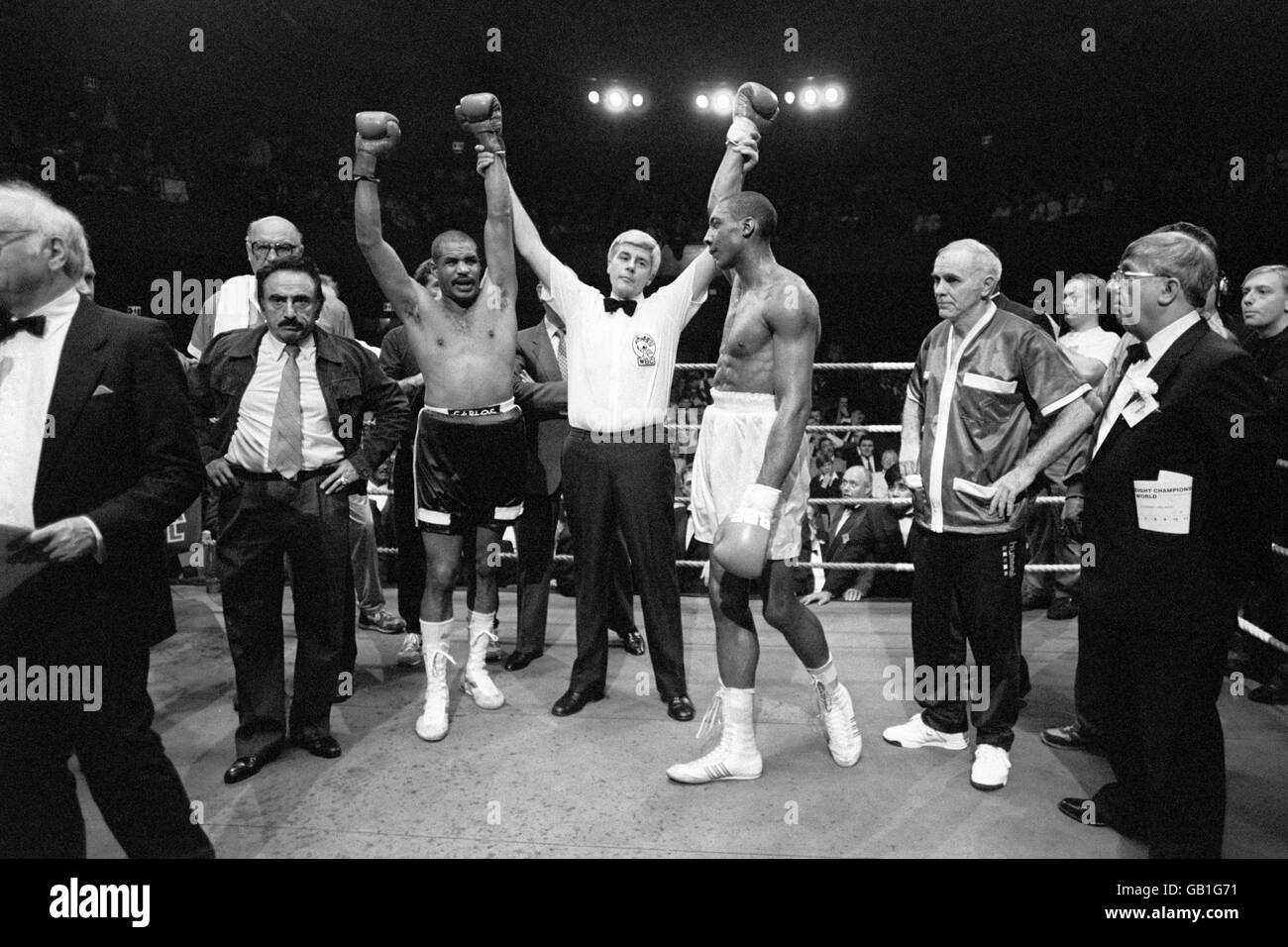 Boxing - WBC Cruiserweight Championship - Johnny Nelson v Carlos De ...