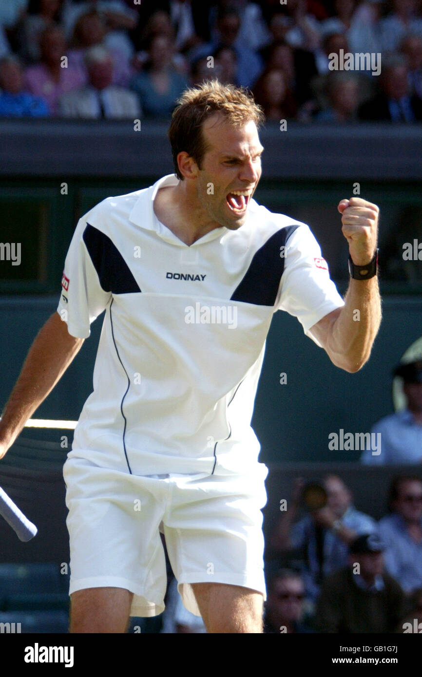 Greg Rusedski celebrates breaking Andy Roddick in the third set Stock ...