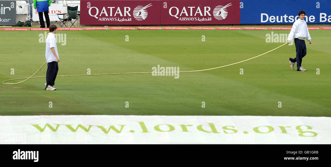 Hover cover lords cricket ground hi-res stock photography and images ...