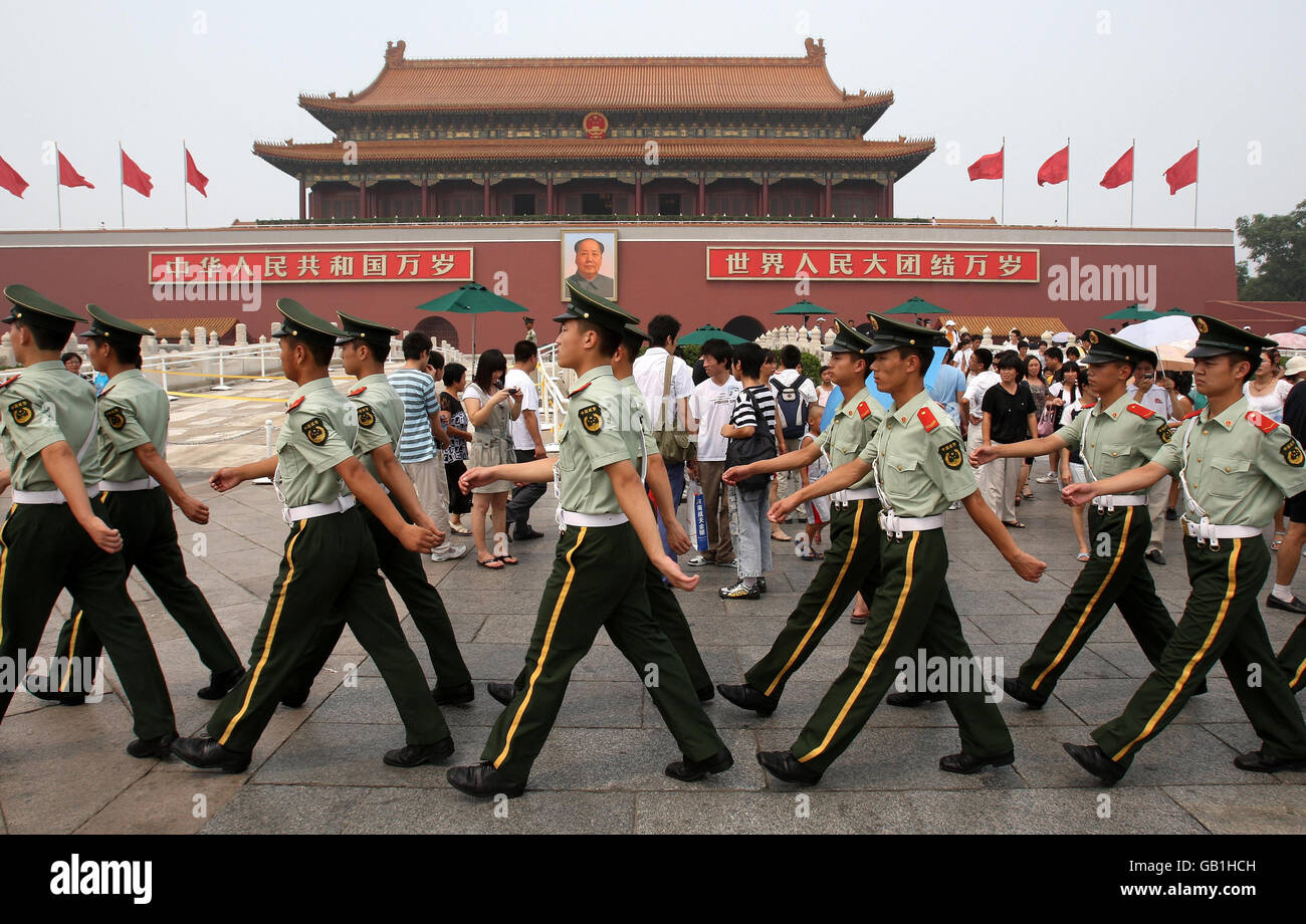 Soldiers march past entrance to forbidden city in beijing hi-res stock ...