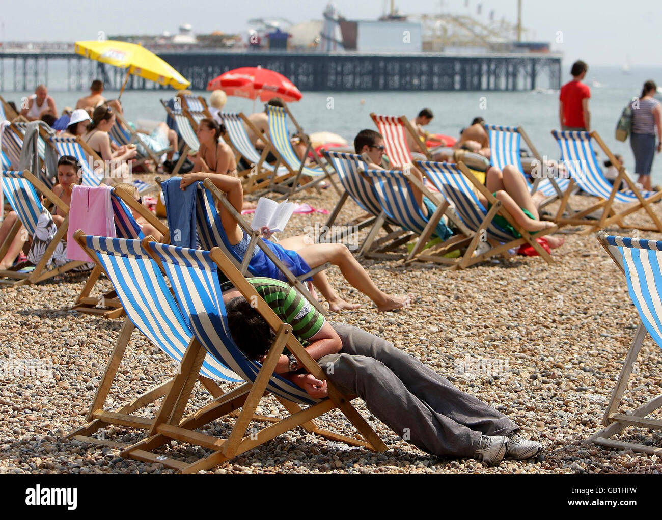 Beachgoers enjoy the hot weather on brighton seafront hi-res stock ...