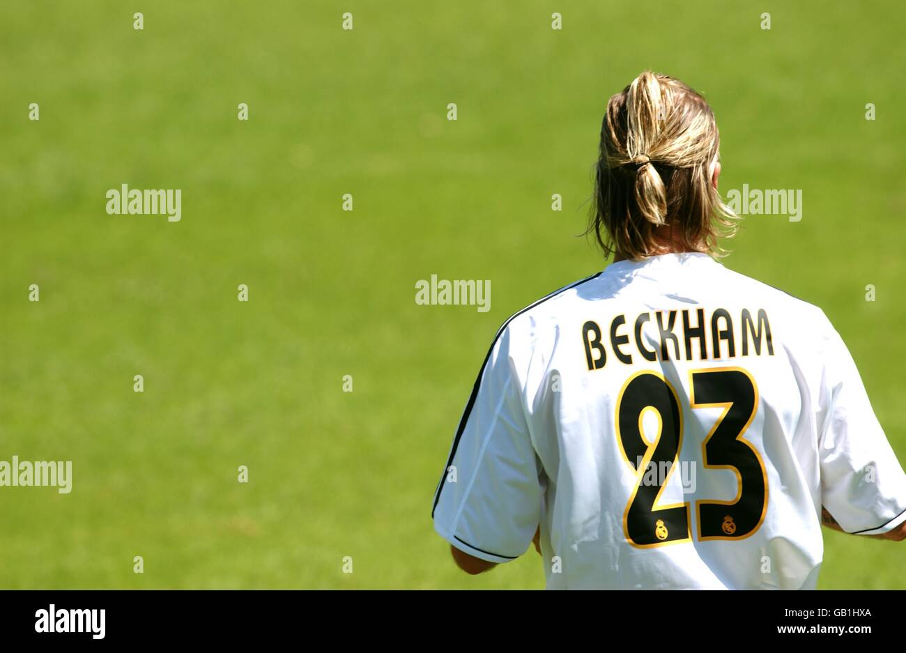 David beckham real madrid signing hi-res stock photography and images ...