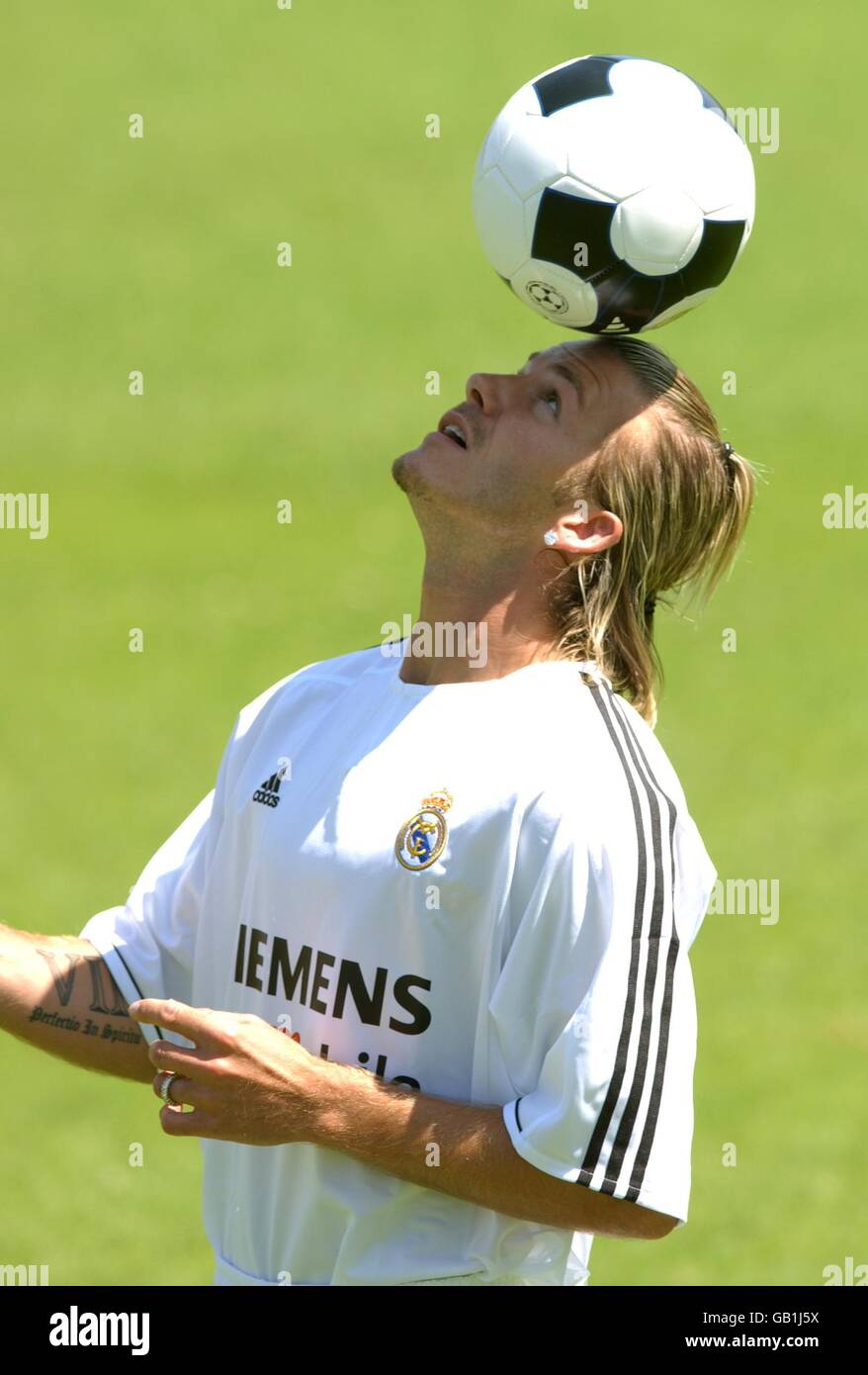 David beckham real madrid signing hi-res stock photography and images ...