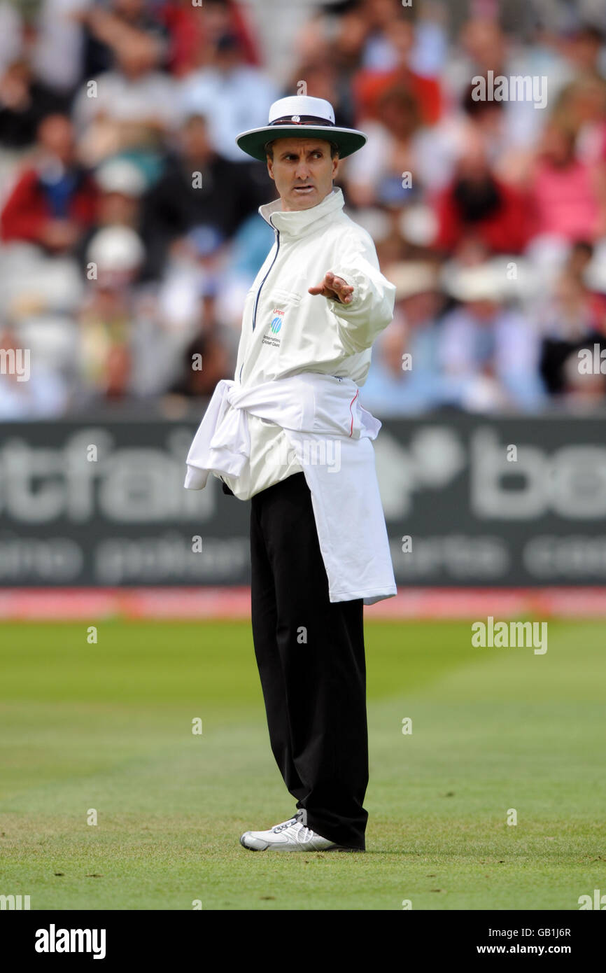 Umpire billy bowden hi-res stock photography and images - Alamy