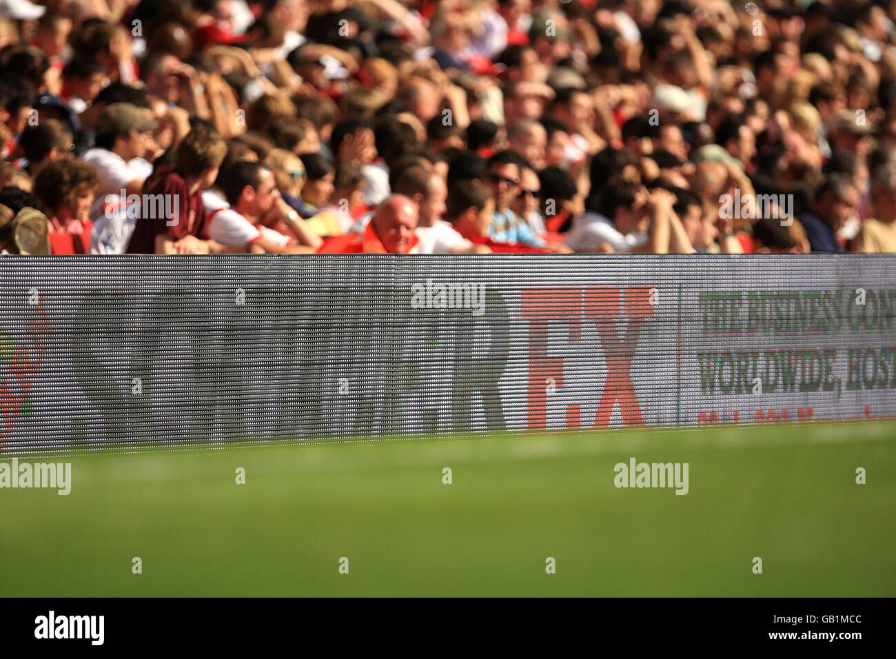 Emirates stadium fans hi-res stock photography and images - Alamy