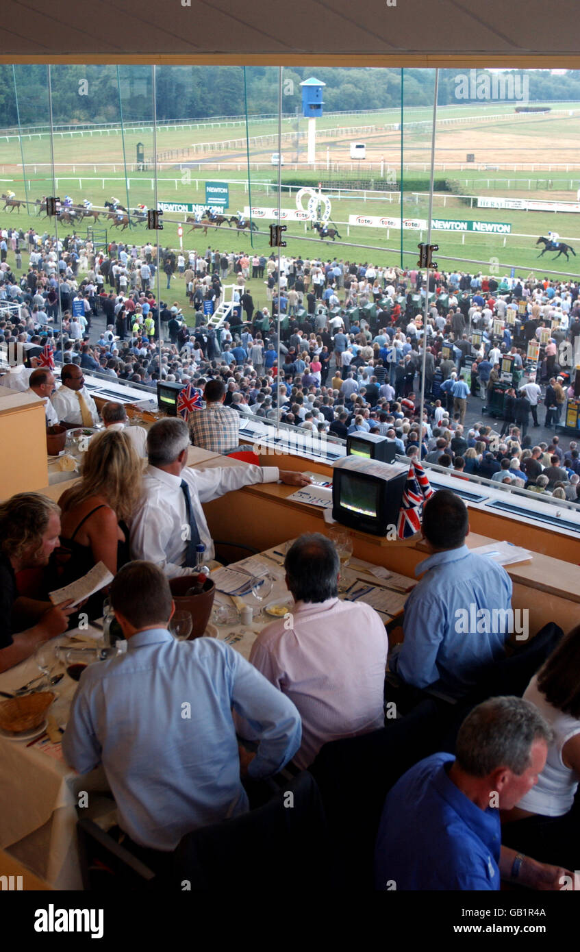 Horse Racing - Kempton Park Racecourse Stock Photo - Alamy