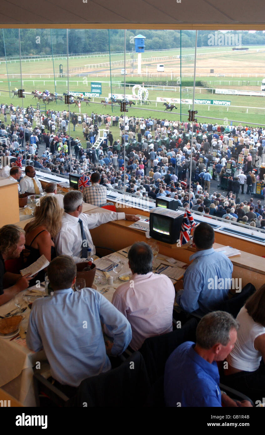 Horse Racing - Kempton Park Racecourse Stock Photo - Alamy