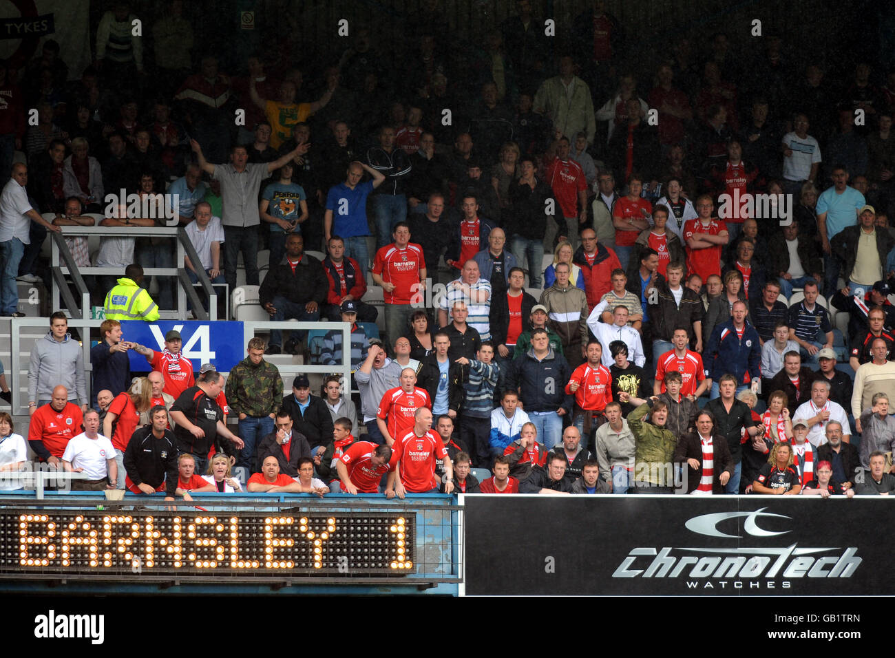 Barnsley fans soak up the atmosphere at loftus road hi-res stock ...