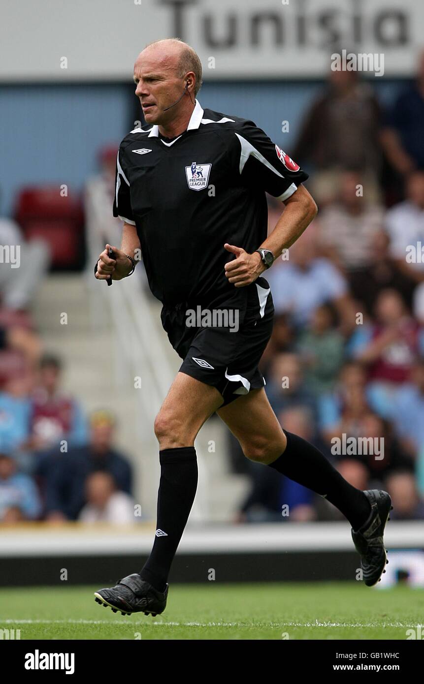 Football referee steve bennett hi-res stock photography and images - Alamy