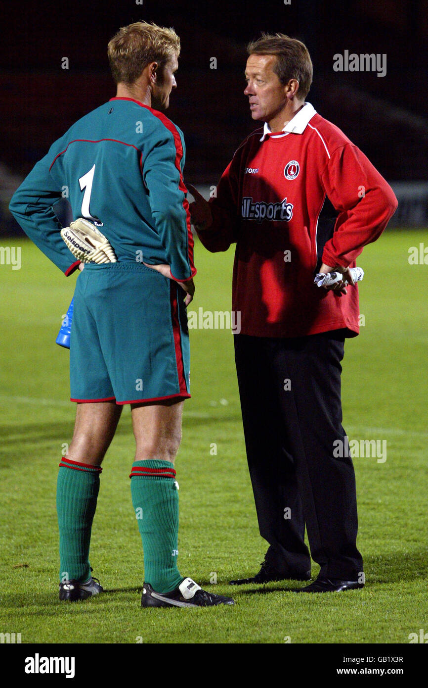 Charlton athletic goalkeeper simon royce hi-res stock photography and ...
