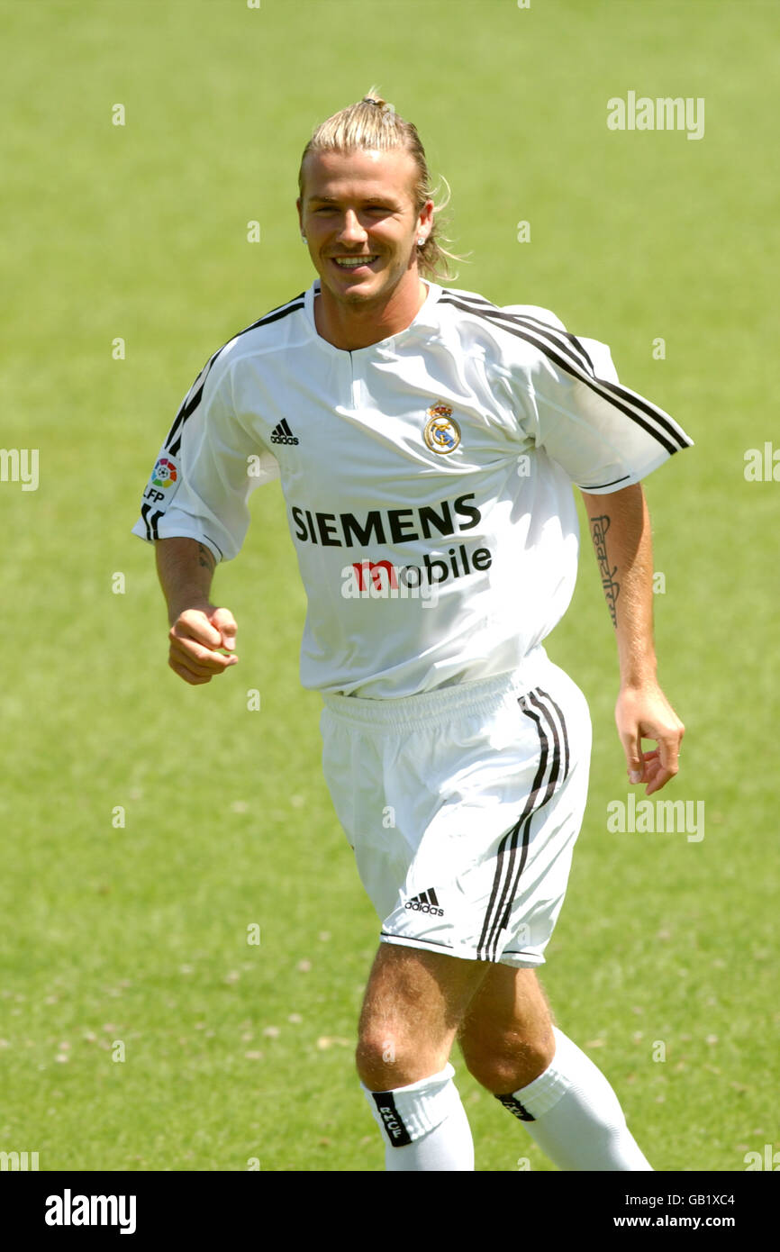 David beckham signs for real madrid hi-res stock photography and images ...