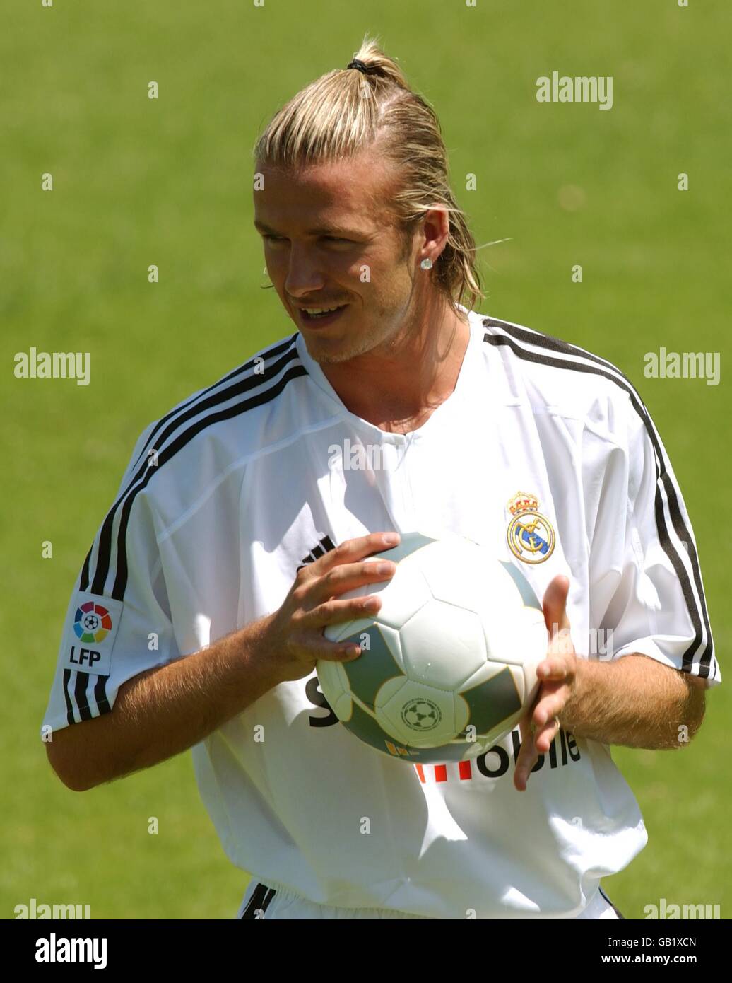 David beckham real madrid signing hi-res stock photography and images ...