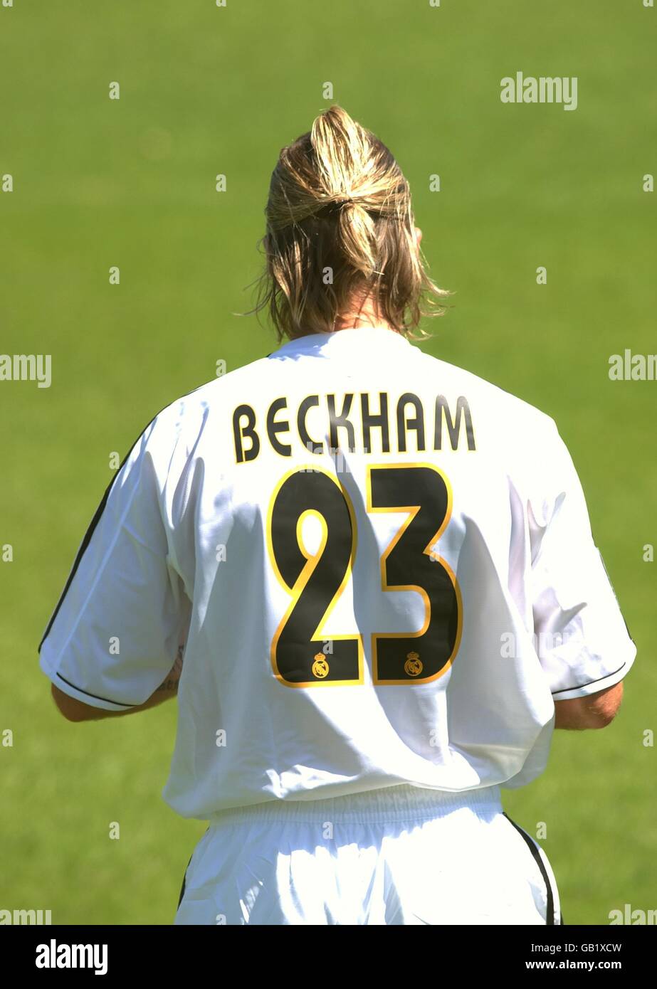 David beckham signs for real madrid hi-res stock photography and images ...