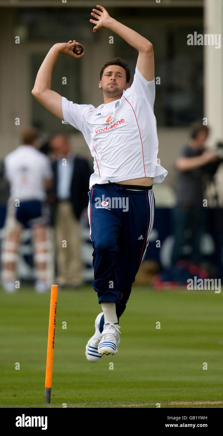 Cricket action bowling jumping hi-res stock photography and images - Alamy