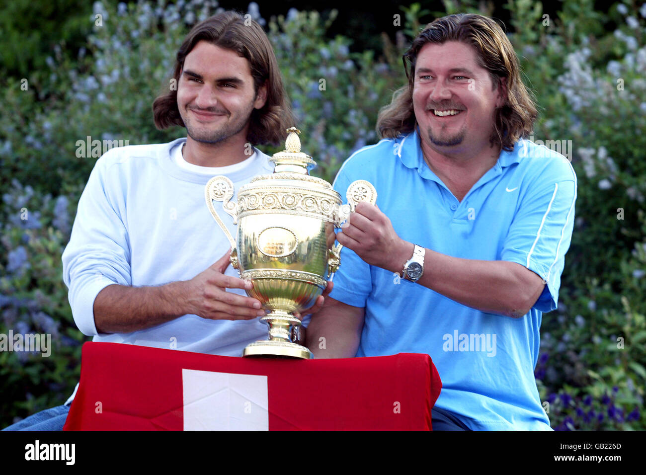 Peter lundgren pose for photographs with the winners cup hi-res stock ...
