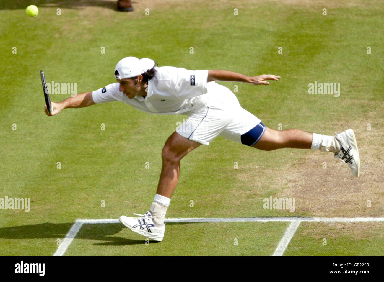 Misses ball tennis hi-res stock photography and images - Alamy