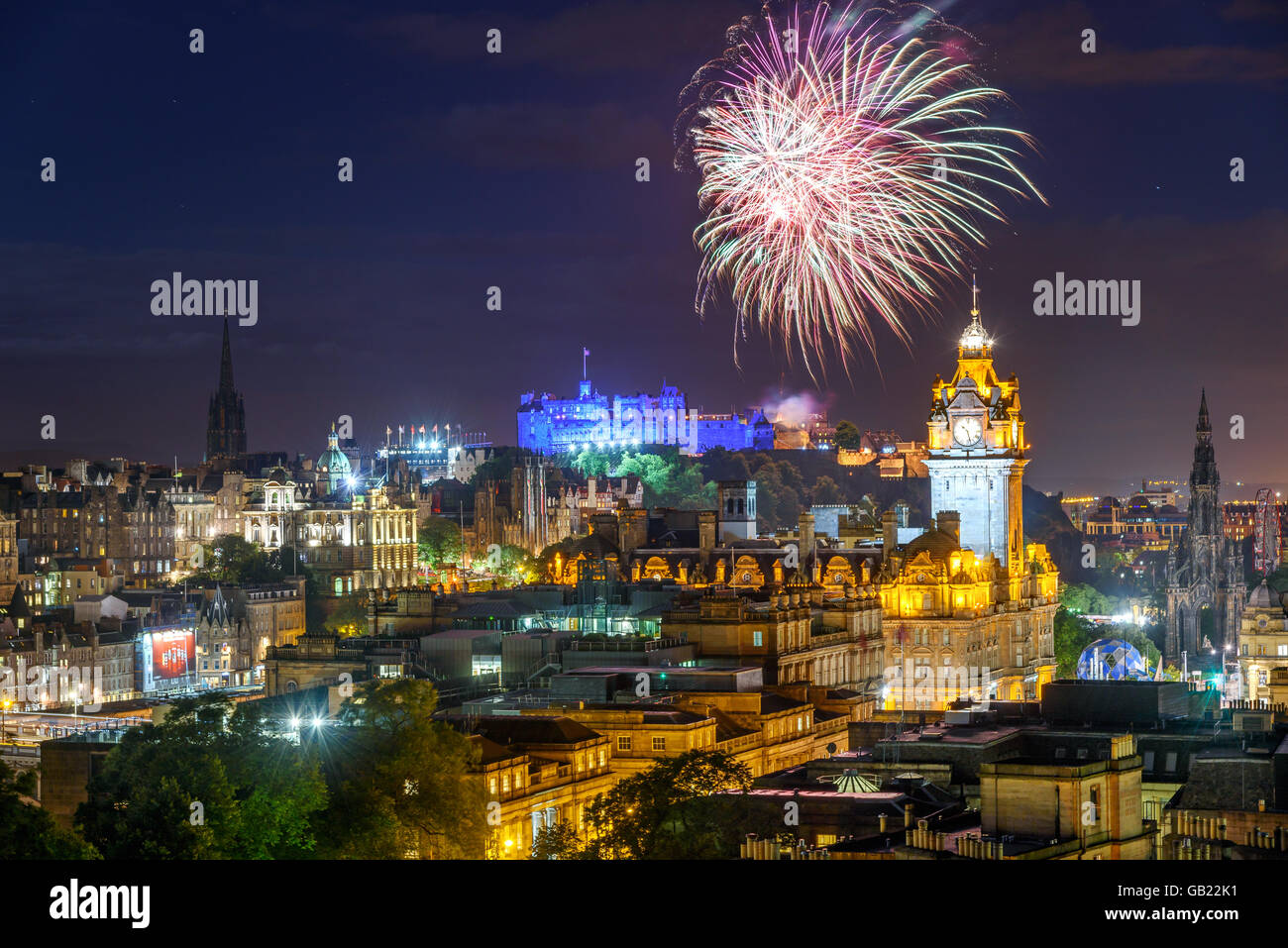 Edinburgh castle fireworks hi-res stock photography and images - Alamy