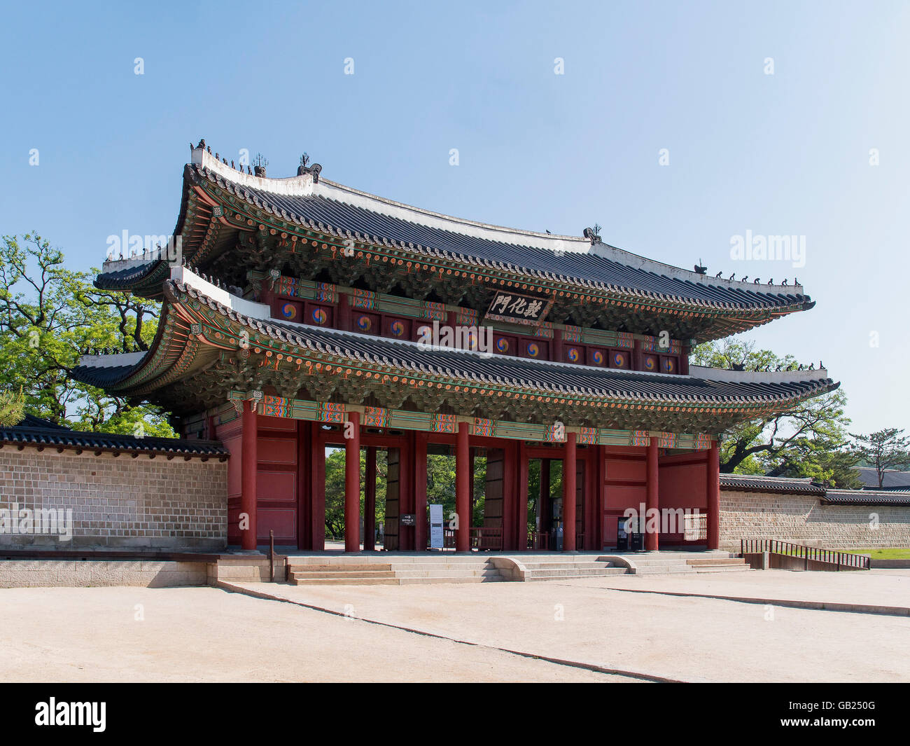 Donwhamun gate of palace Changdeokgung, Seoul, South Korea, Asia UNESCO ...