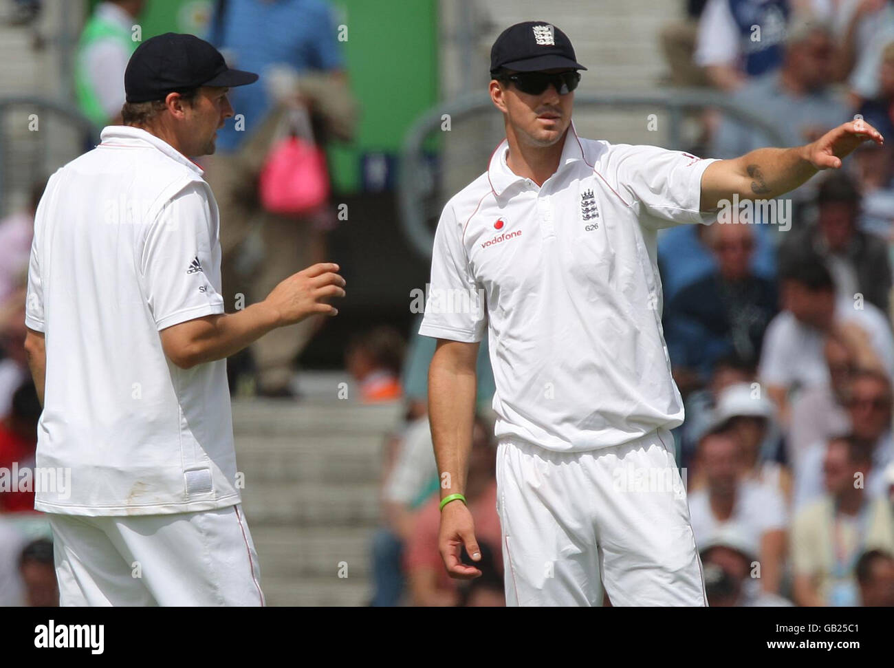 England captain kevin pietersen speaks to bowler steve harmison hi-res ...