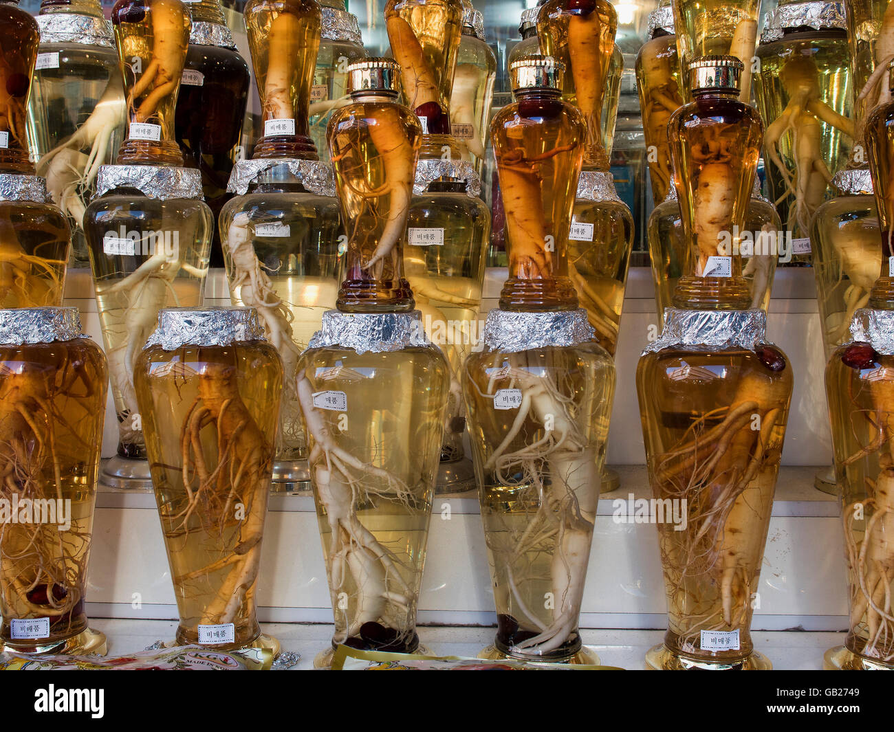 Sale of Ginseng at Namdaemun market, Seoul, South Korea, Asia Stock ...