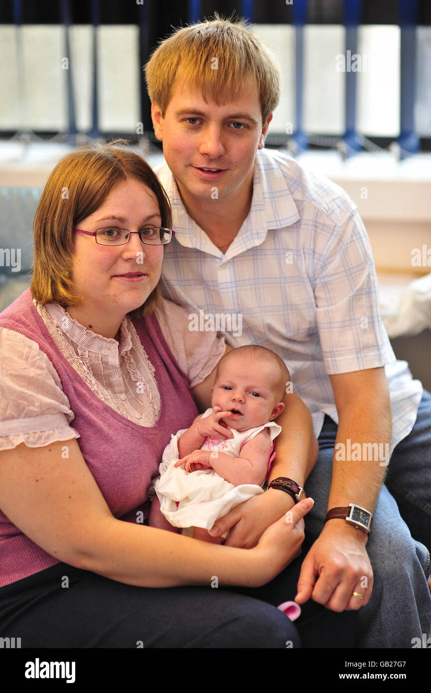 Rebecca and Ian Bloomer hold new born baby girl, Evie, who weighed 7lb ...