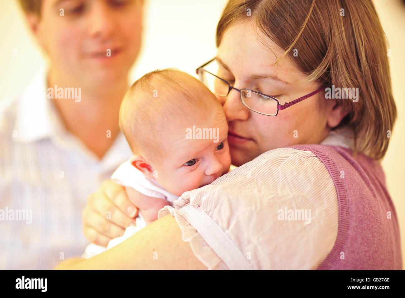 Rebecca and Ian Bloomer hold new born baby girl, Evie, who weighed 7lb ...