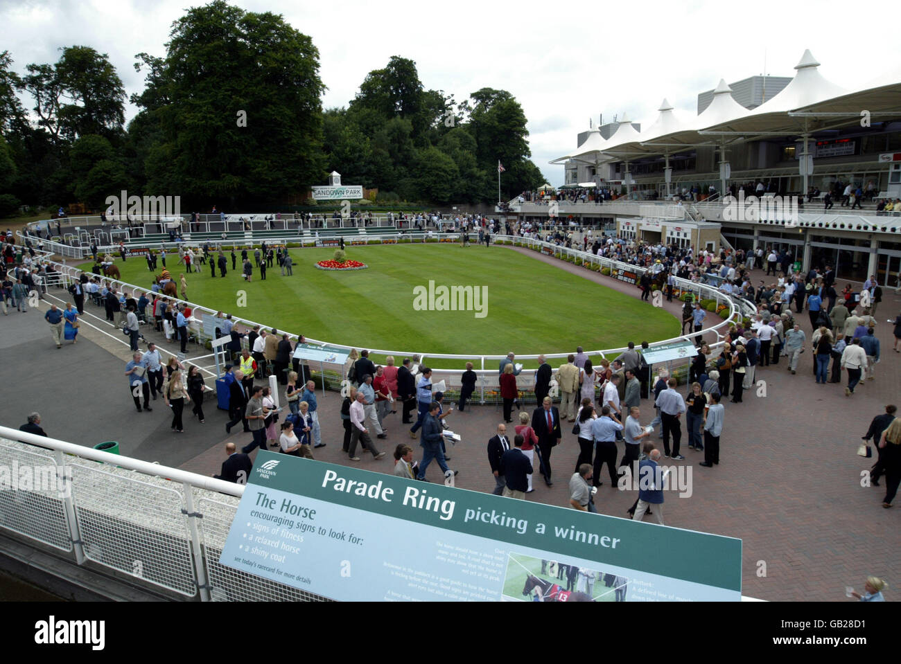 Racegoers around parade ring hi-res stock photography and images - Alamy