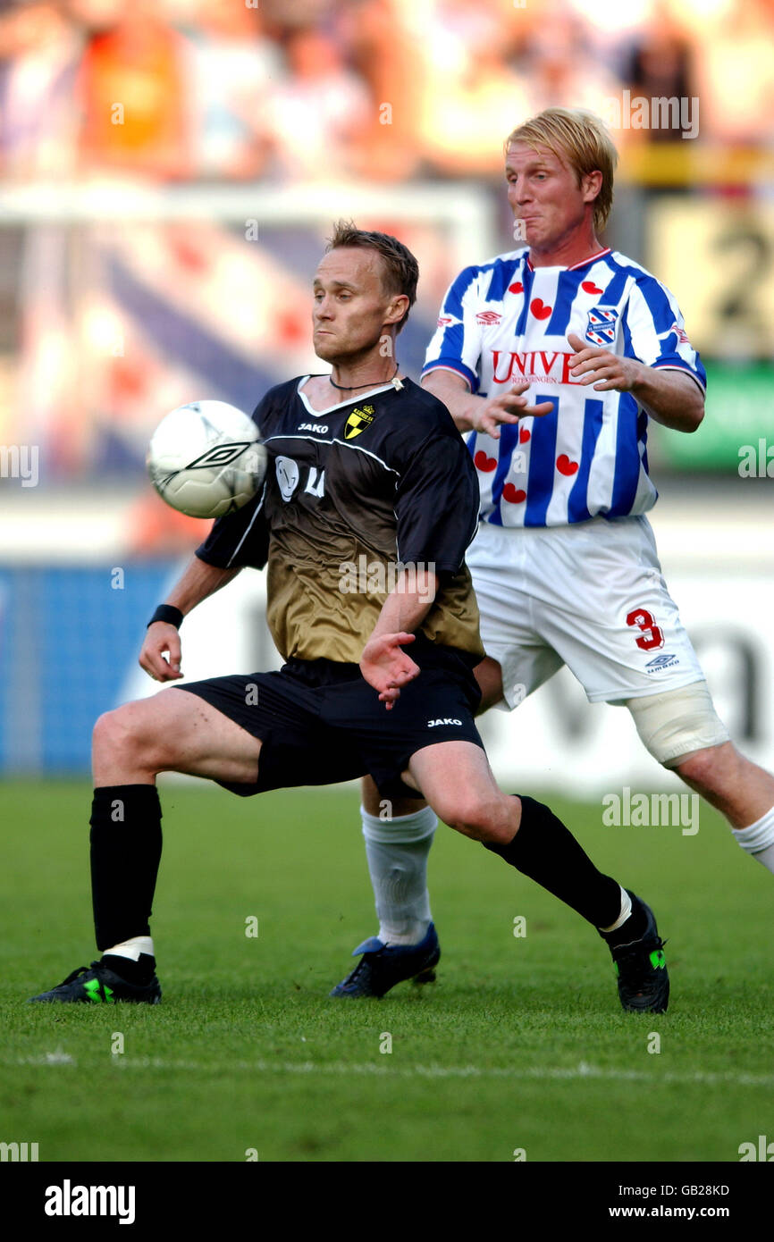 SK Lierse's Geir Frigard (l) shields the ball from Heerenveen's Petter ...