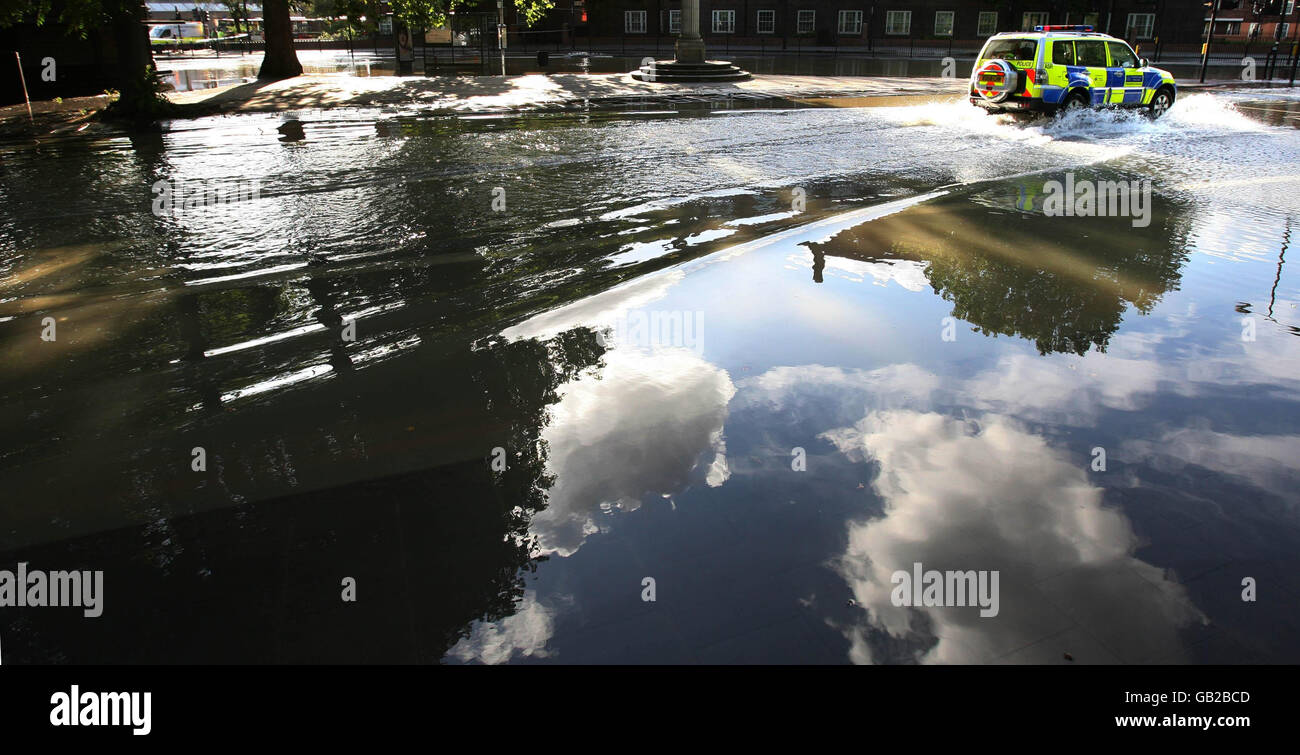 Car on floodwaters hi-res stock photography and images - Alamy
