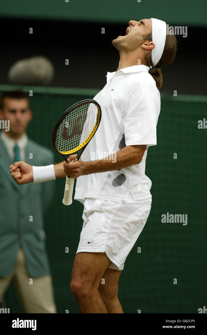 Roger federer celebrates wimbledon 2003 hi-res stock photography and ...