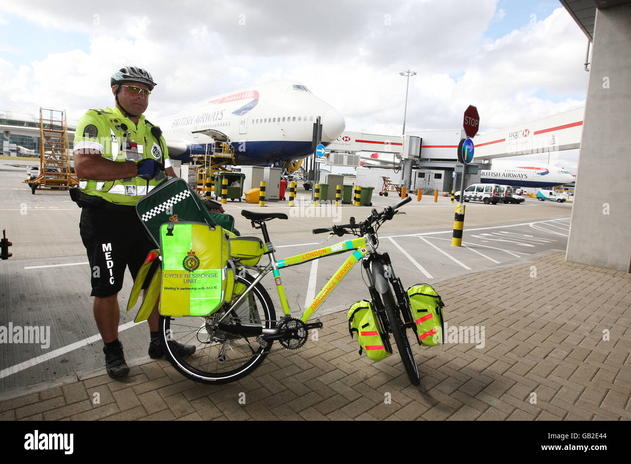London ambulance response unit hi-res stock photography and images - Alamy