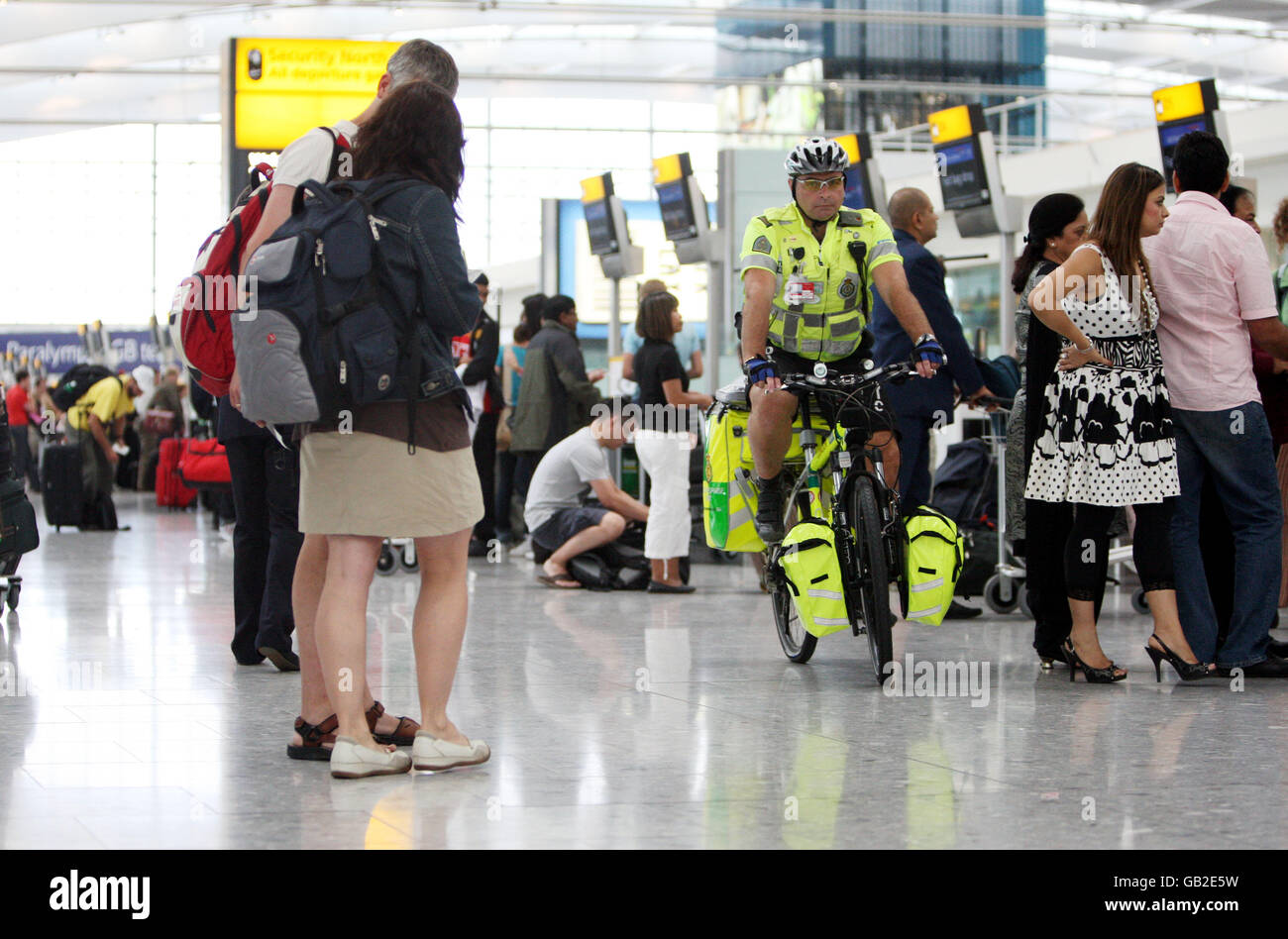 Cycle response unit london ambulance hi-res stock photography and ...
