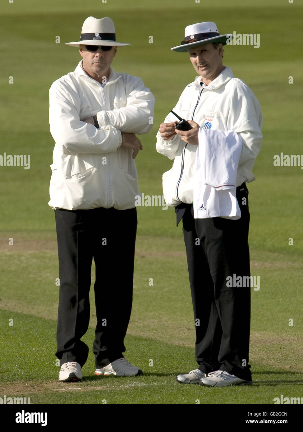 Match Umpires Billy Bowden (r) and Daryl Harper during the Second ...