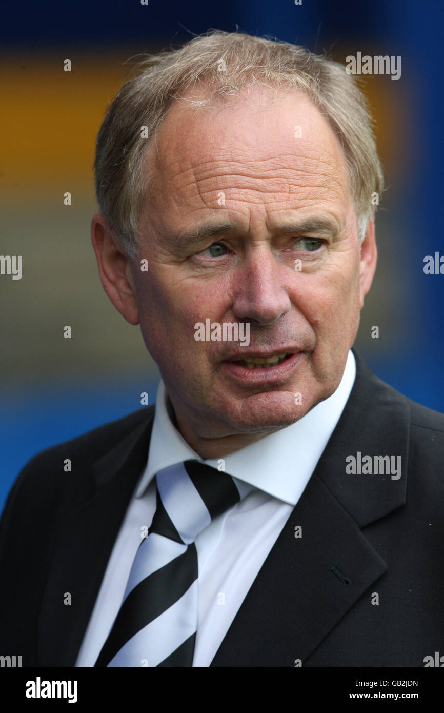 Luton towns chairman tv presenter nick owen after the match hi-res ...