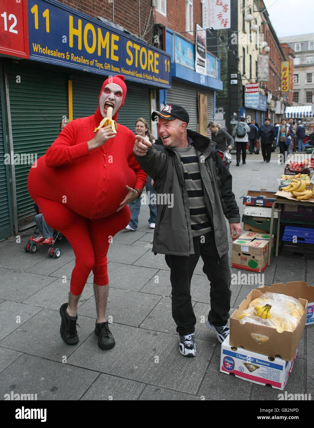Dublin street vendor Noel Fagan gives directions to Eric Davis. Eric ...