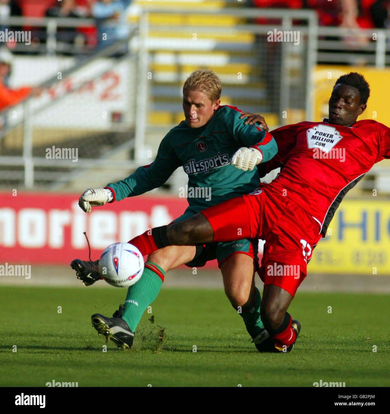 Charlton athletics goalkeeper simon royce hi-res stock photography and ...