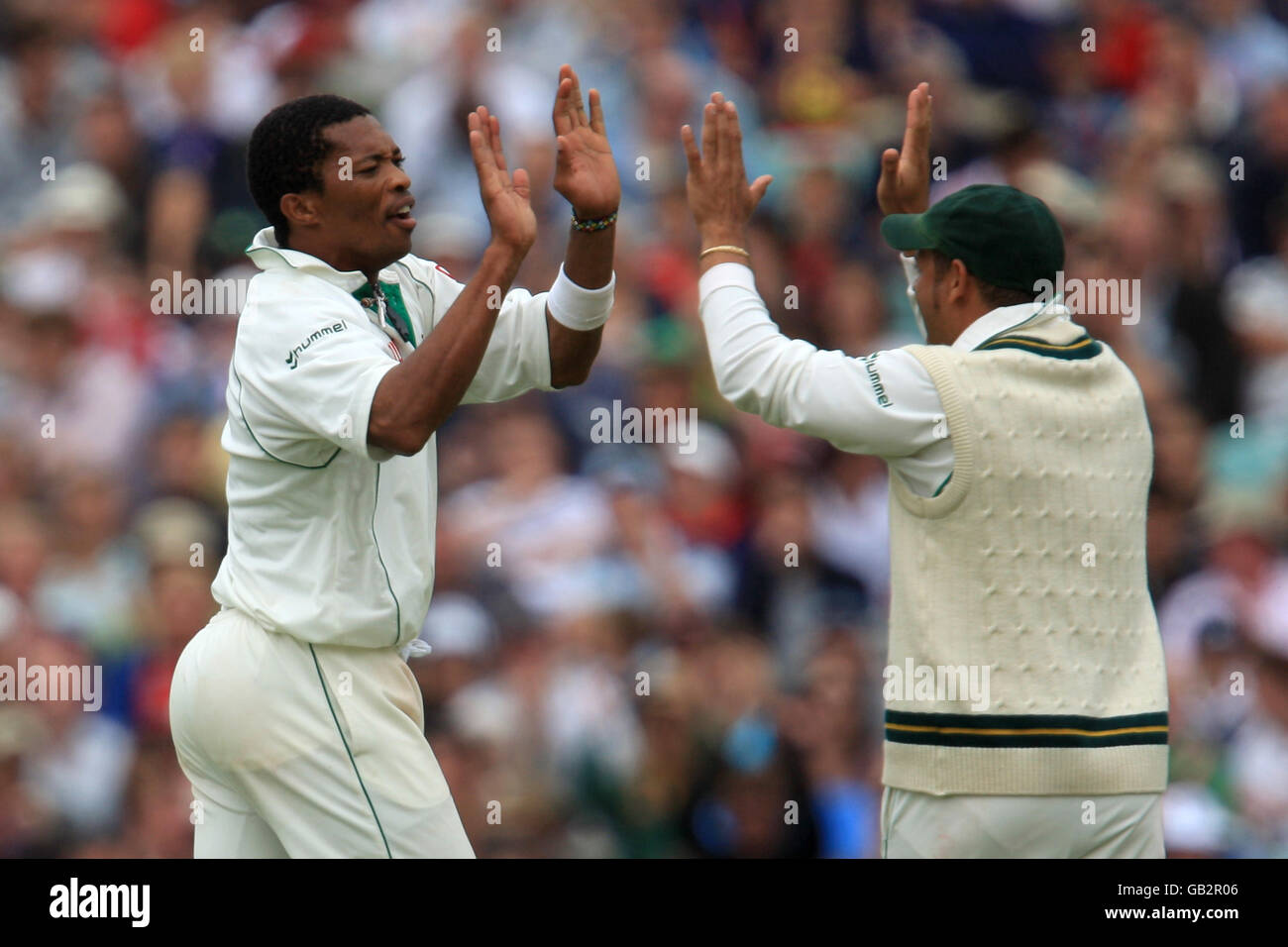 South Africa's Makhaya Ntini (l) celebrates with teammate Ashwell ...