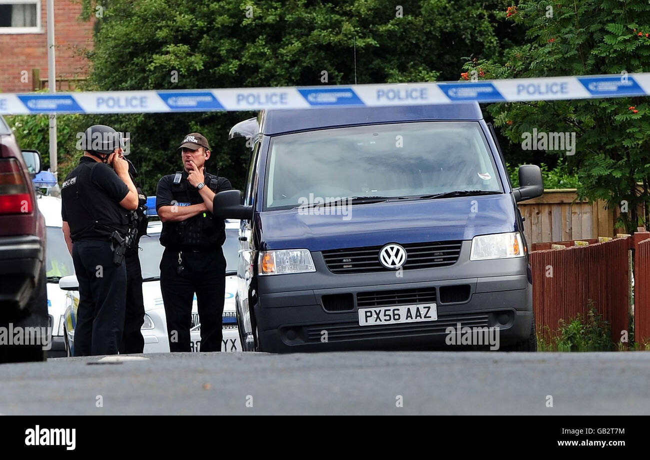 Armed police siege house hi-res stock photography and images - Alamy