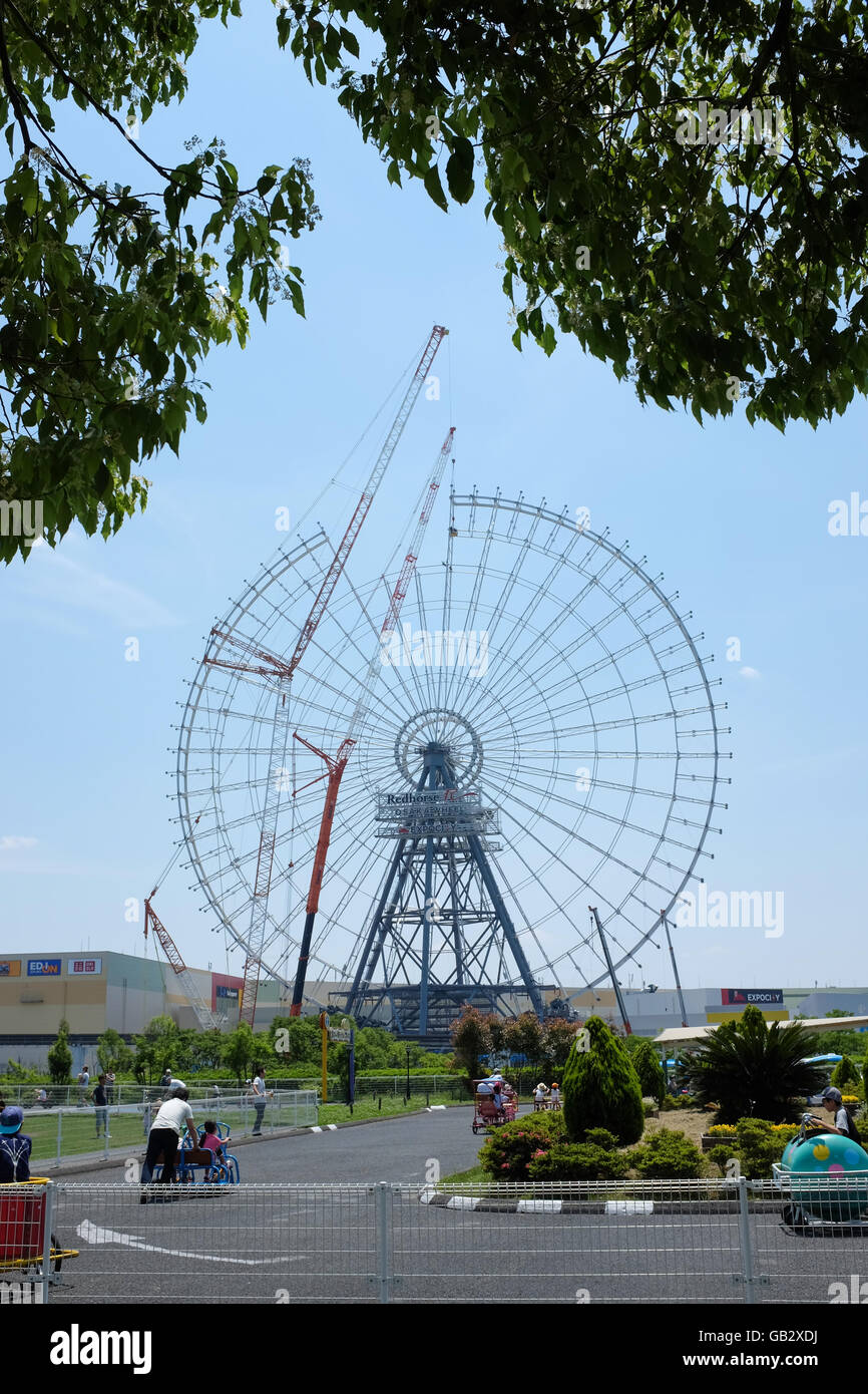 The building of Japan's highest Ferris wheel (123 metres) at Expo City ...