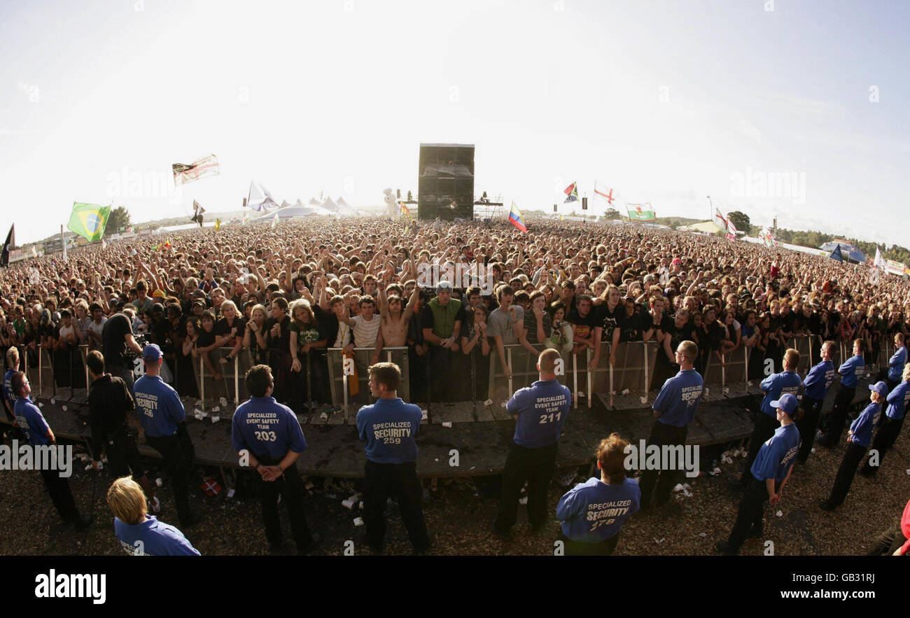 Reading Festival 2008. The crowd watching Feeder performing on the Main ...