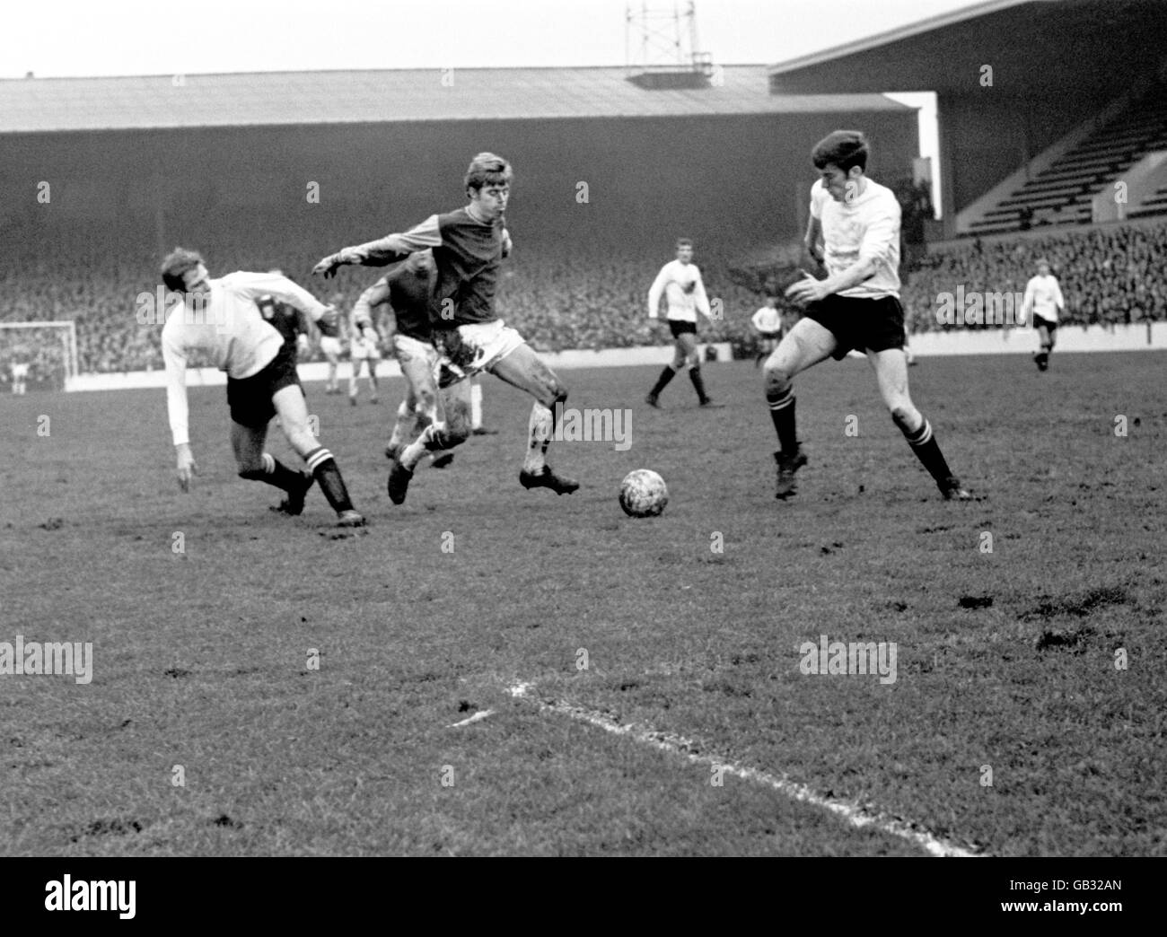 West Ham United's Harry Redknapp (c) takes on Manchester City's Arthur ...