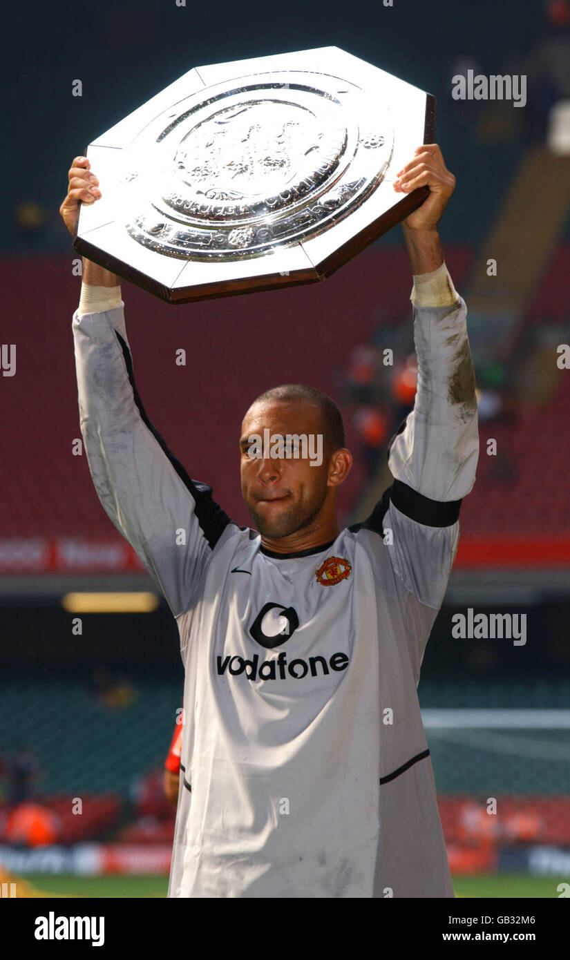 Manchester uniteds tim howard celebrates winning charity shield against ...