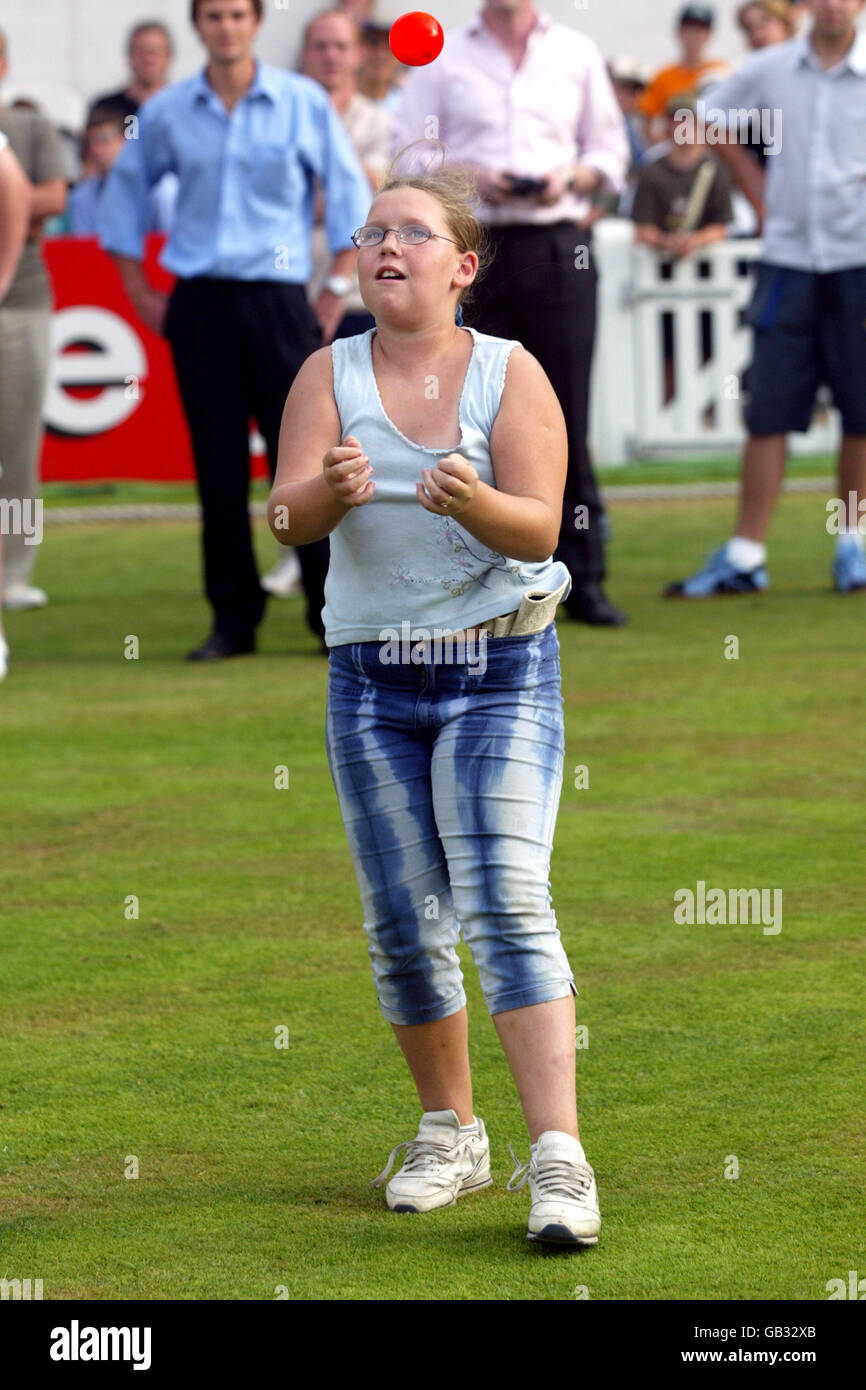 Cricket catching practice hi-res stock photography and images - Alamy