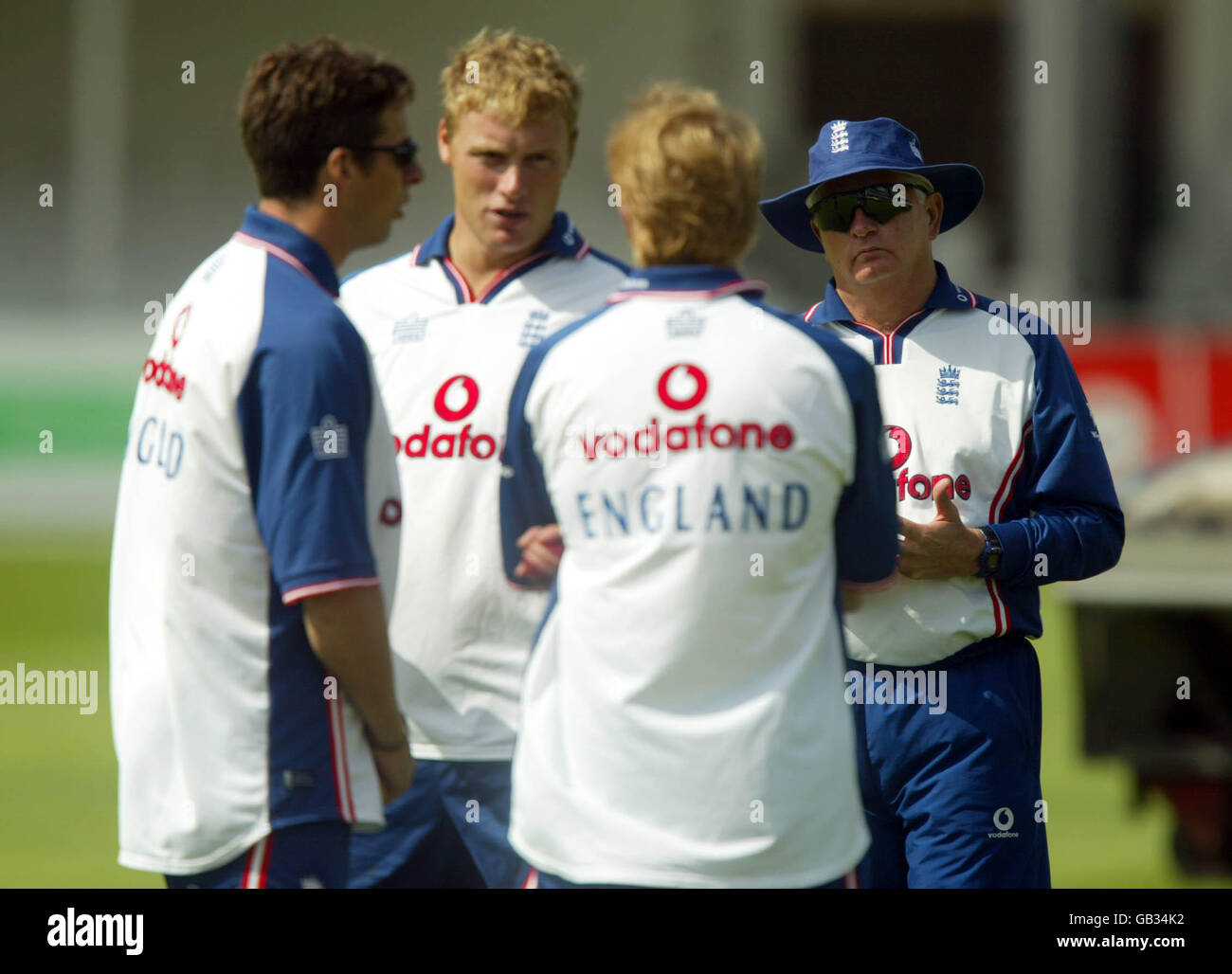 England's coach Duncan Fletcher chats to bowlers Glenn Chapple and ...