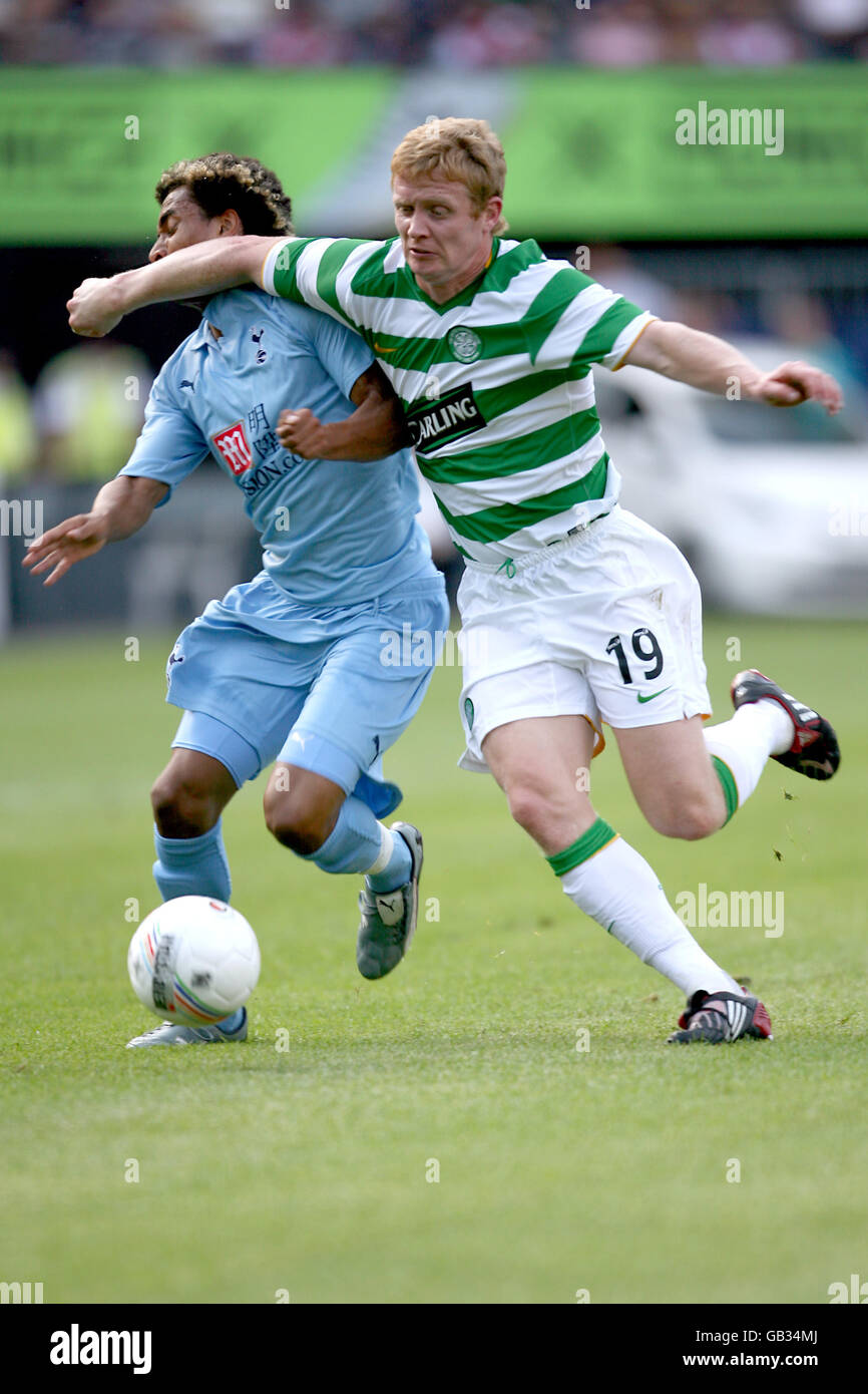Tottenham Hotspur's and Celtic's Barry Robson battle for the ball Stock ...
