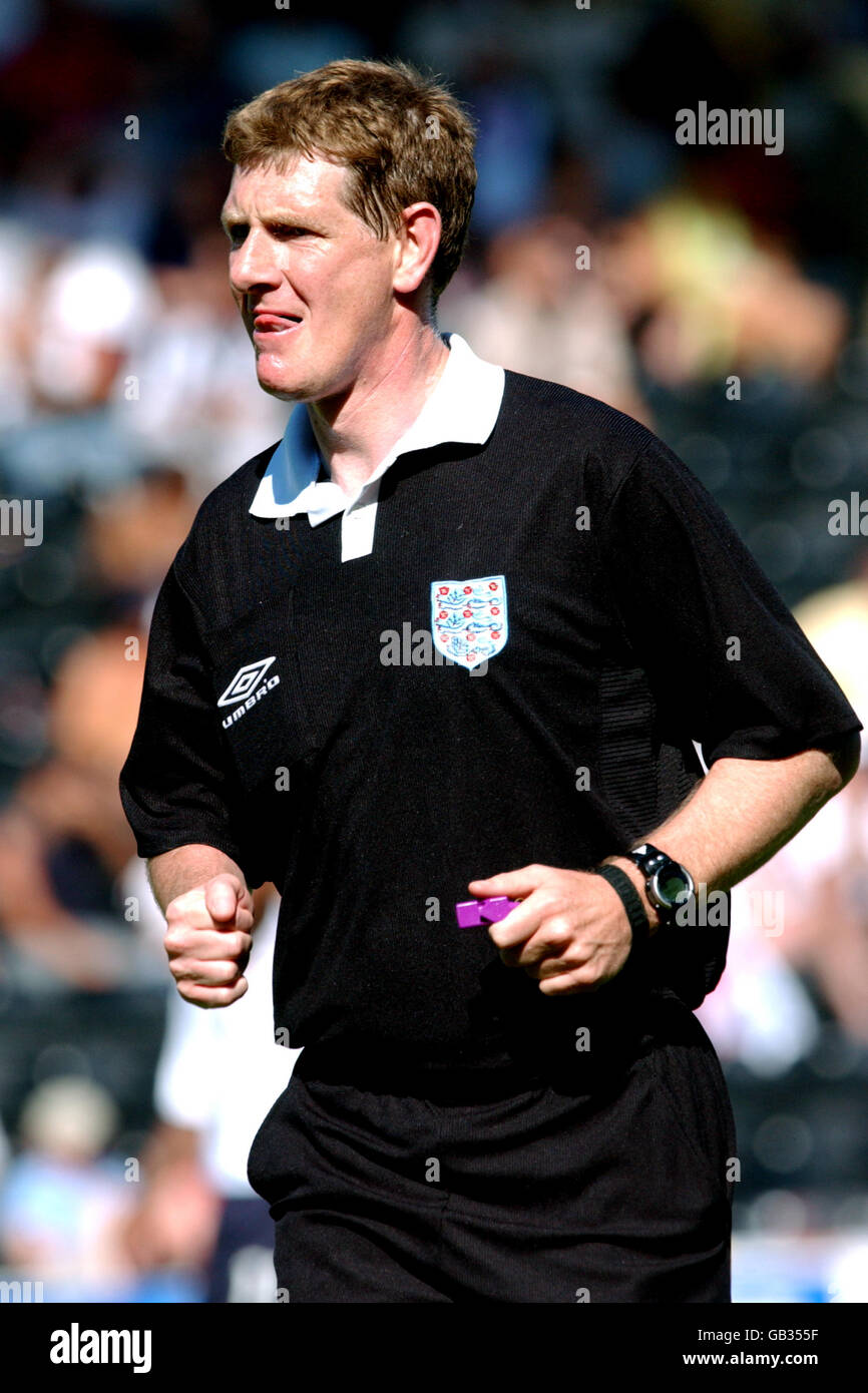 Soccer - Pepsi U17 Tournament - England v Brazil. A.Kaye, referee Stock ...
